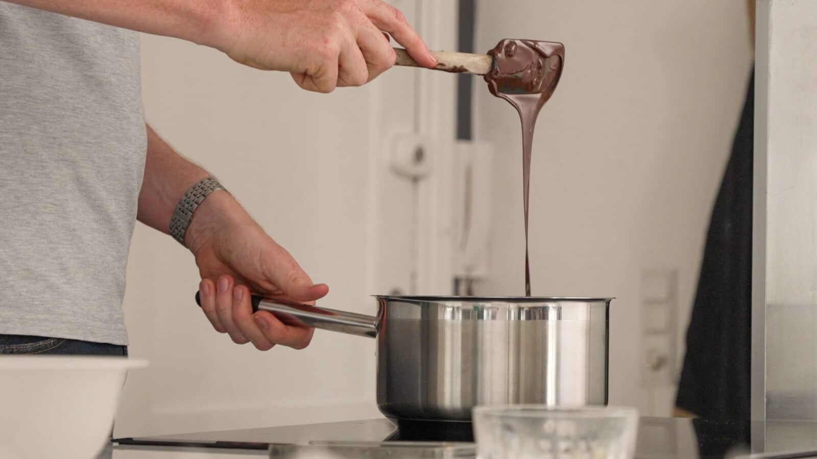 Easily temper chocolate without using a water bath - Ztove
